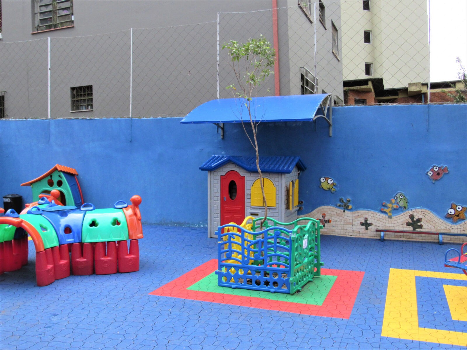 Parque da Educação Infantil ‘ganha’ mais uma árvore | Escola O Peixinho